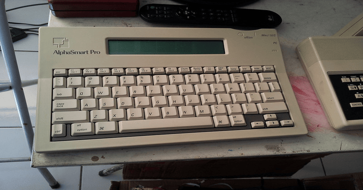 Freewrite vs AlphaSmart - Quelle est la différence ? 【 2025 】 | Enor Cerna France Inc.